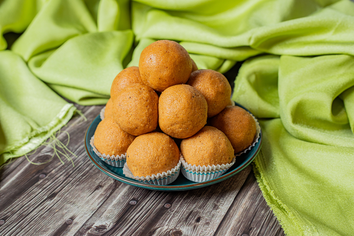 Besan Laddu Mishri – Gud Mishri